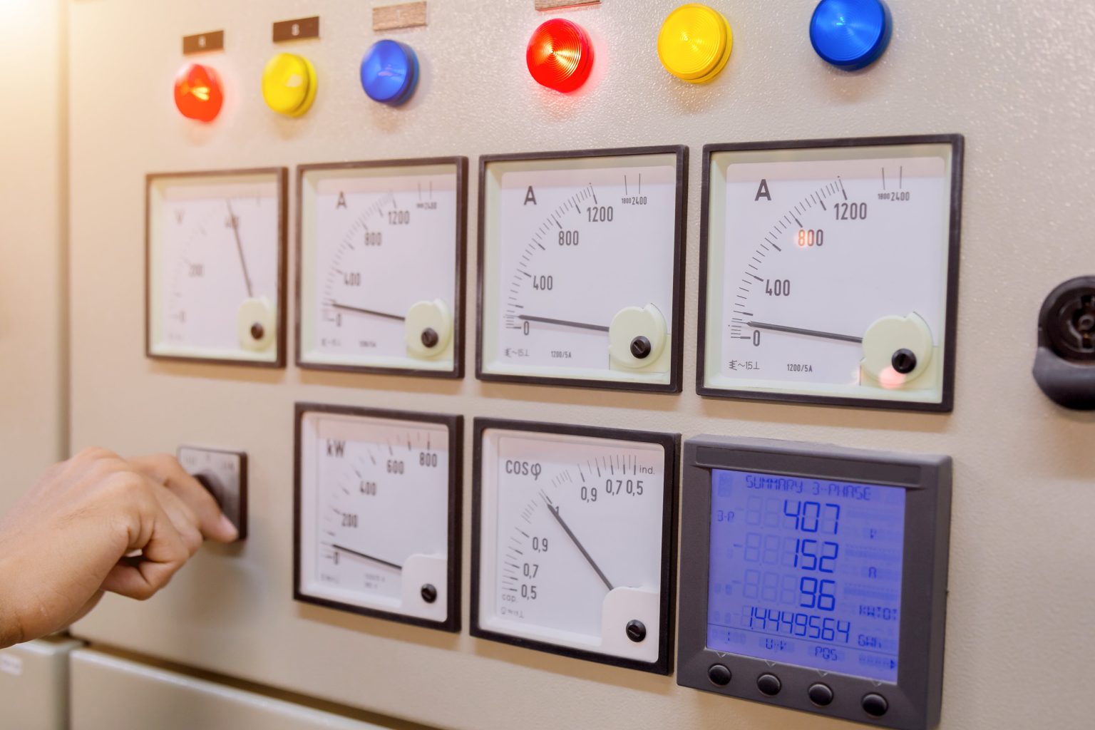 What is an Adjustable Voltage Regulator? How can it be adjusted ...